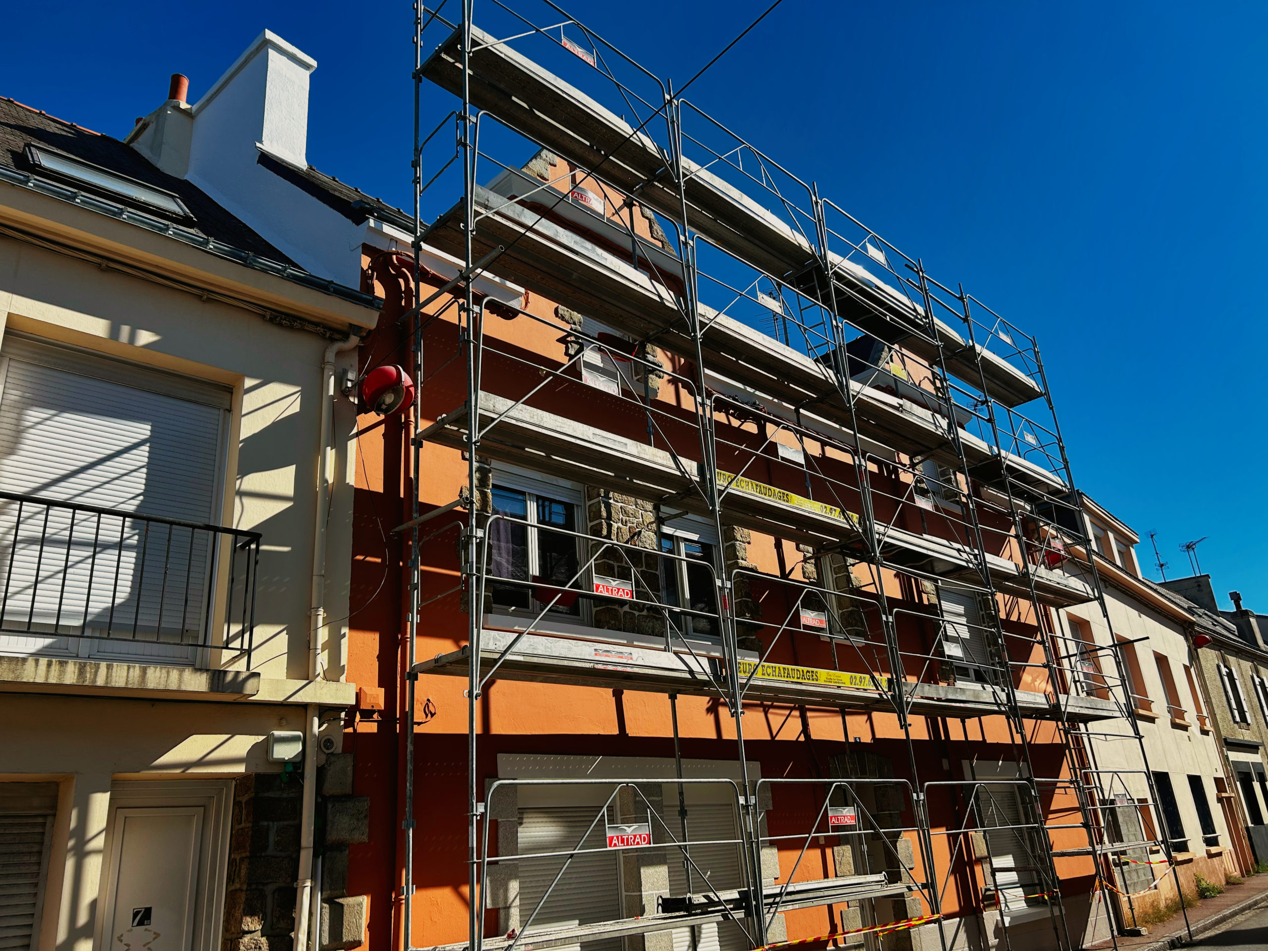Échafaudage de type façadier ravalement de façade à Lanester - Euro ...